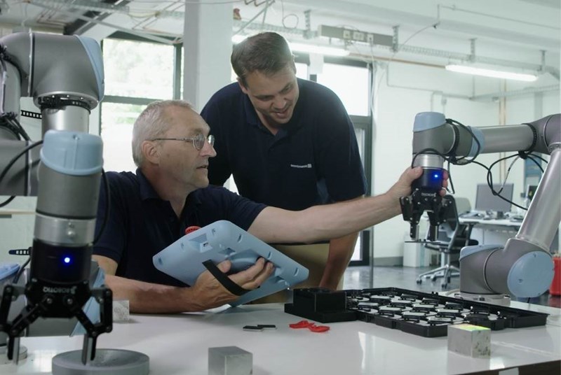 Semplice come programmare un cobot UR