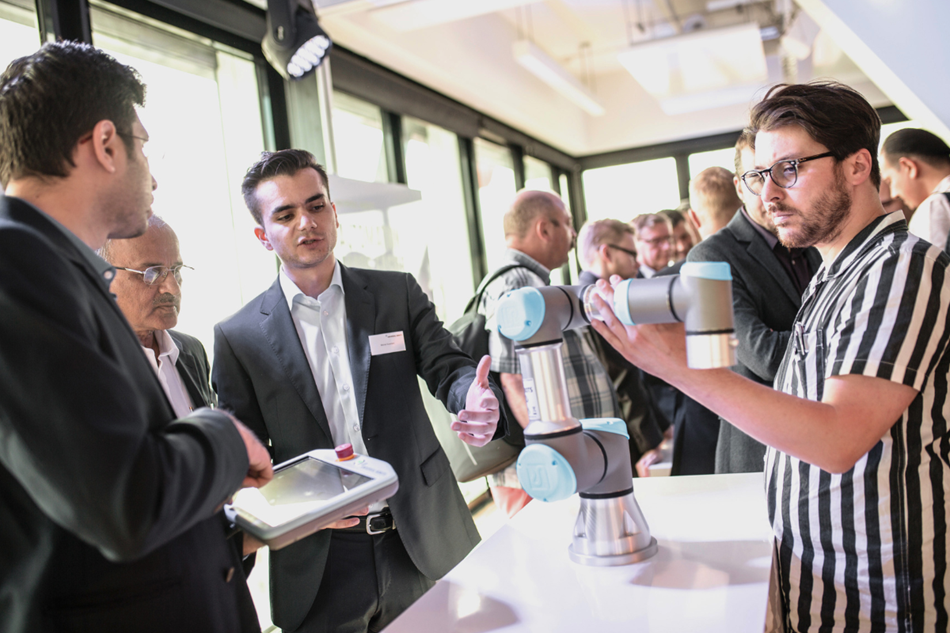 Ur Cobots Auf Tour Universal Robots