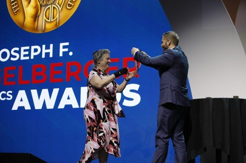 Nelson Shea van Universal Robots ontvangt roboticaprijs